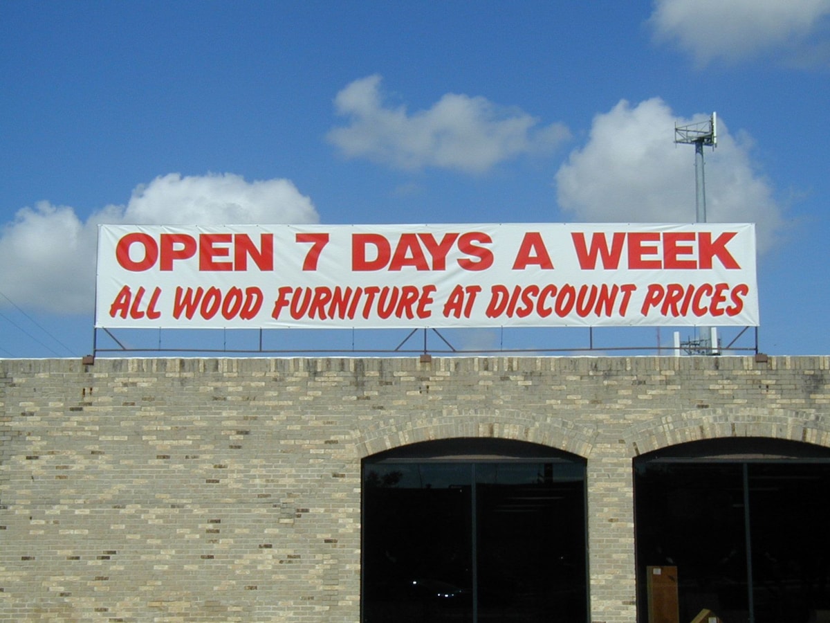 7 Reasons Why You Should Use Outdoor Banners | Signs Now Blaine